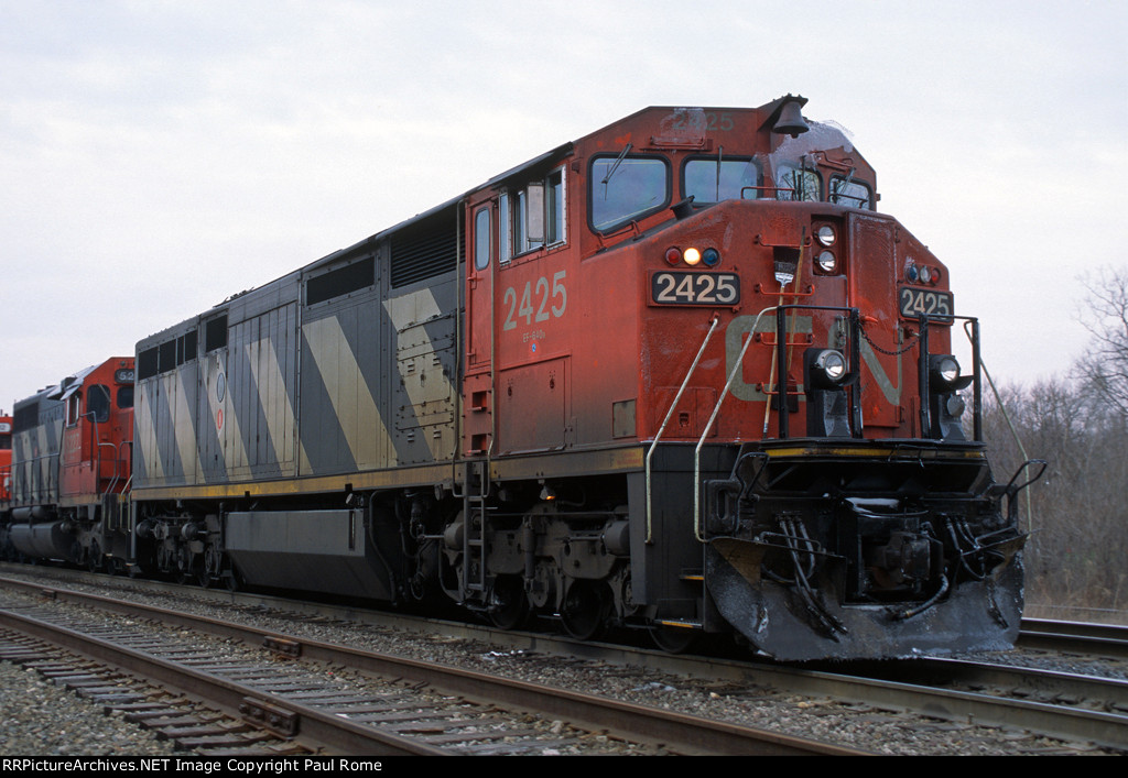 CN 2425, GE C40-8M, eastbound on the BN